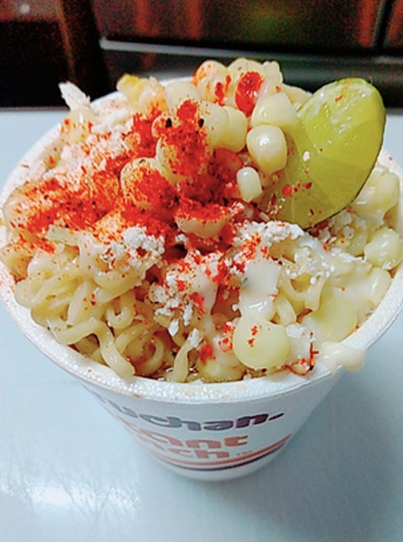 Sopa maruchan con esquites acompañado con mayonesa, queso blanco rayado ...